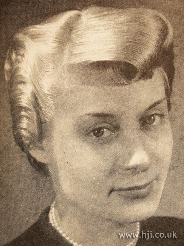 1950 short roll hairstyle