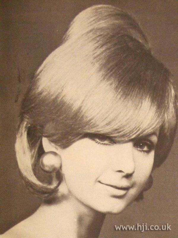 1967 blonde fringe hairstyle