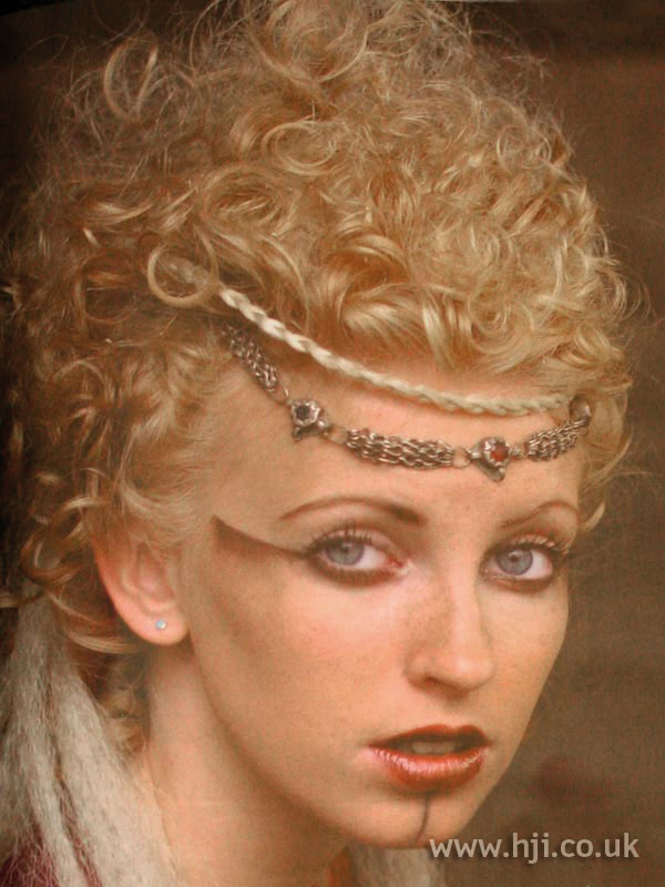 2002 blonde curls hairstyle