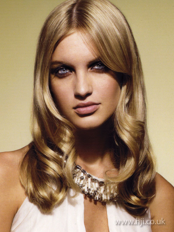 2009 blonde glamour hairstyle