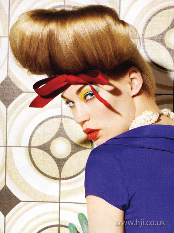 1986 blonde curly hairstyle